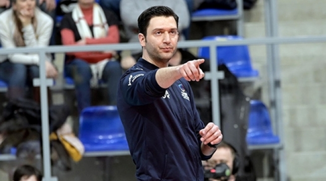 Ferhat Akbaş yılın en başarılı başantrenörü seçildi - Dünyadan ...